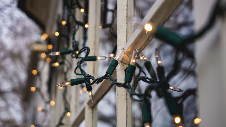 Electricians reveal how to shorten outdoor Christmas lights | Homes and ...