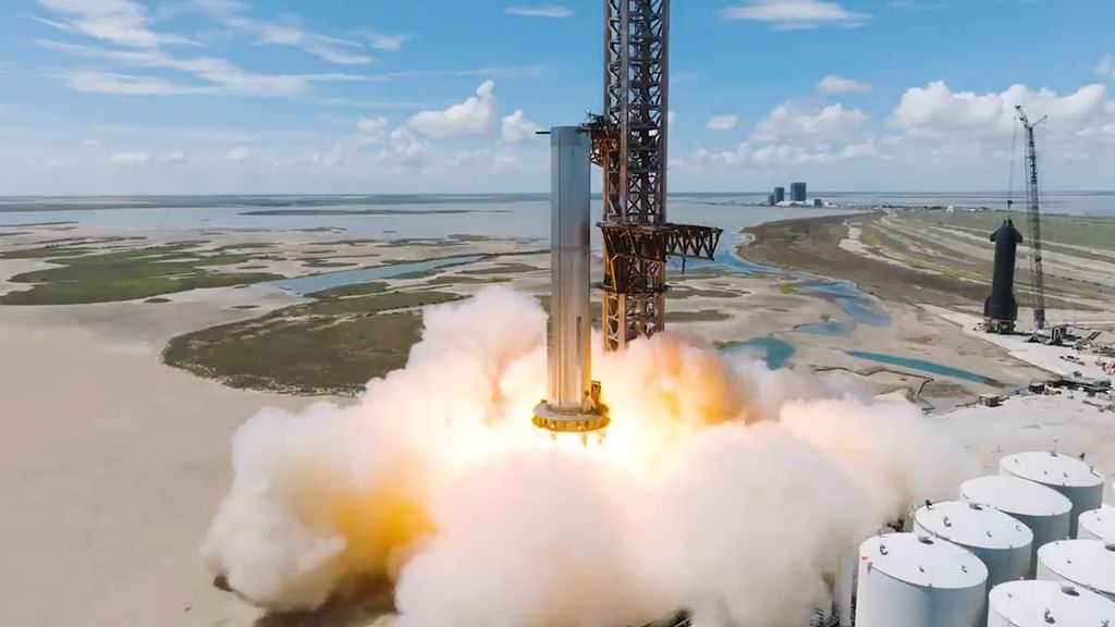 SpaceX's StarshipSuper Heavy rocket test-fires 7 engines (video) | Space