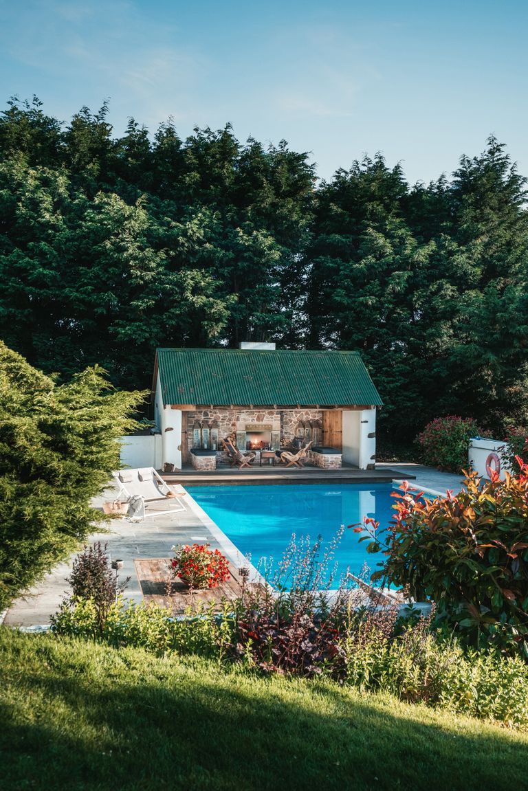 10 pool deck ideas to create the perfect spot for summer lounging ...