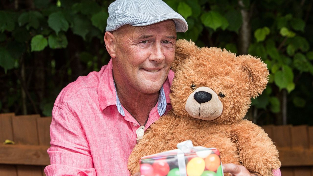 Adele's estranged dad Mark Evans dies from cancer aged 57 | GoodtoKnow