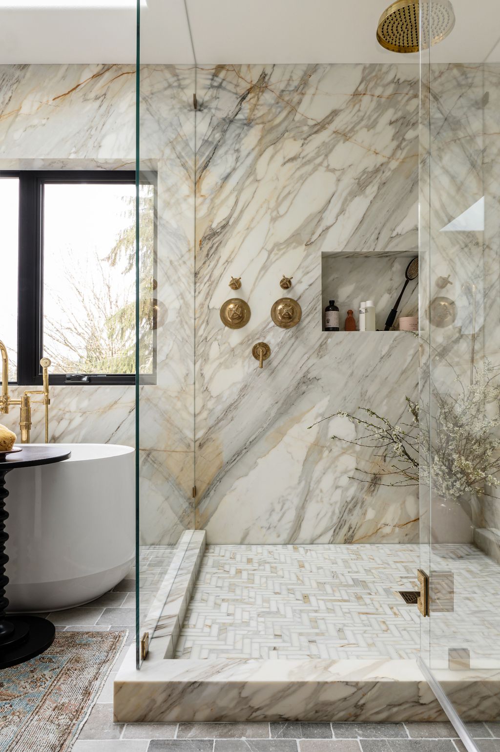 "Slab Showers" Are the Luxe Bathroom Trend Everyone's Choosing | Livingetc