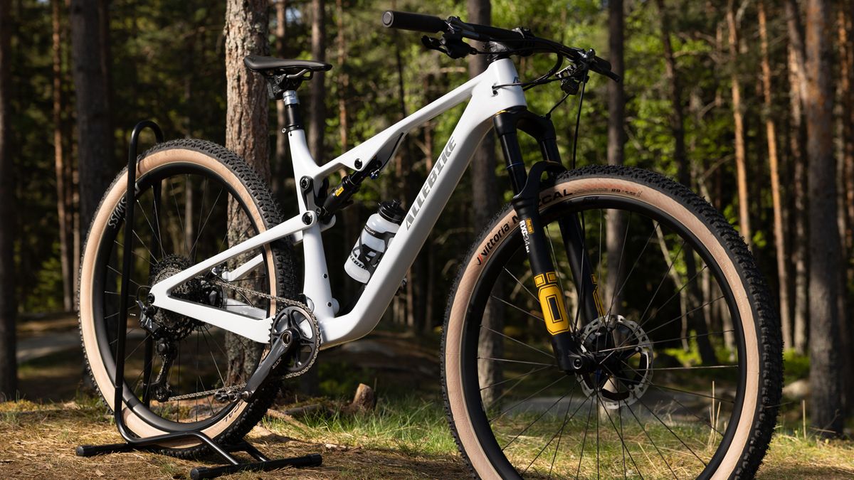 Ohlins enters XC racing with a new 34mm RXC34 m.1 fork and two TXCAir ...