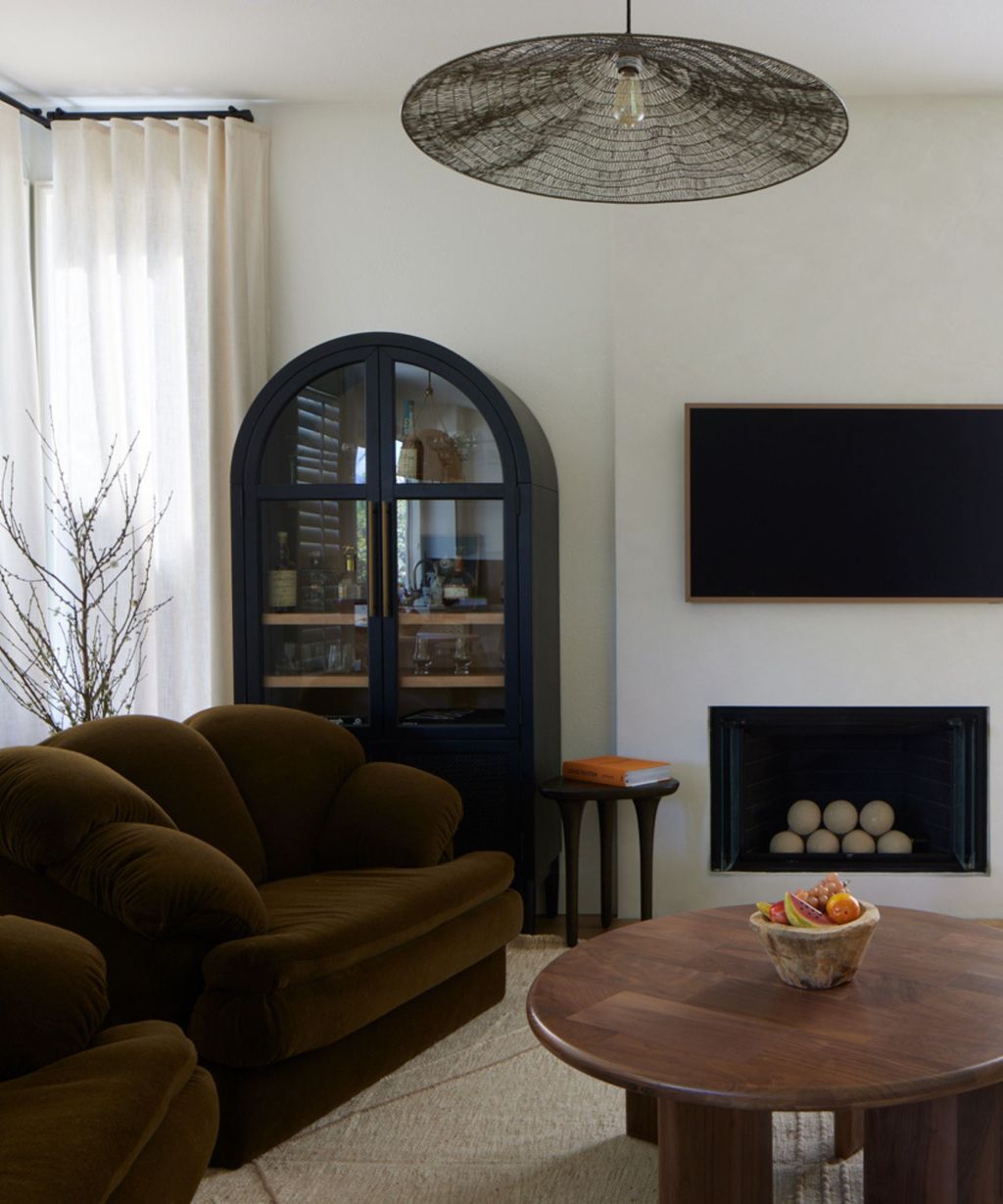 This luxurious Los Angeles-area home exudes earthy elegance and family ...