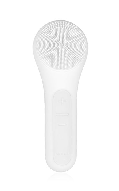 Julianne Moore’s Flawless Skin Is Courtesy of SKORR Glow Laser | Marie ...