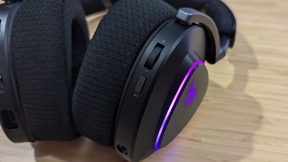 This gaming headset blew my mind because of 2 incredible features ...
