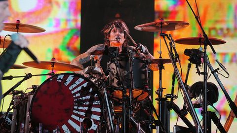 Tommy Lee defends the right of Motley Crue fans to expose their ...