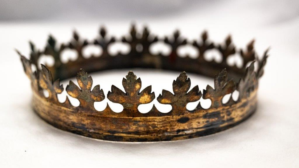 Medieval crowns of Eastern European royalty hidden in cathedral wall ...