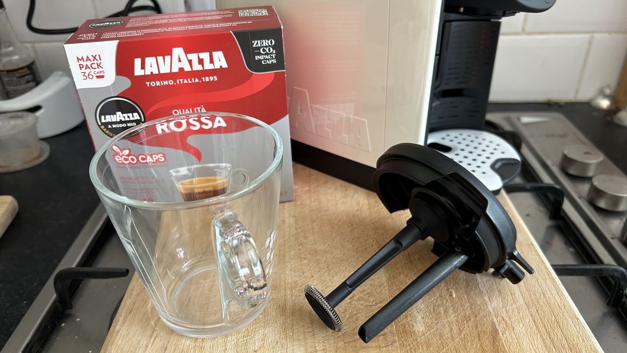 Lavazza A Modo Mio Desea review: super flexible frothy coffee maker | T3