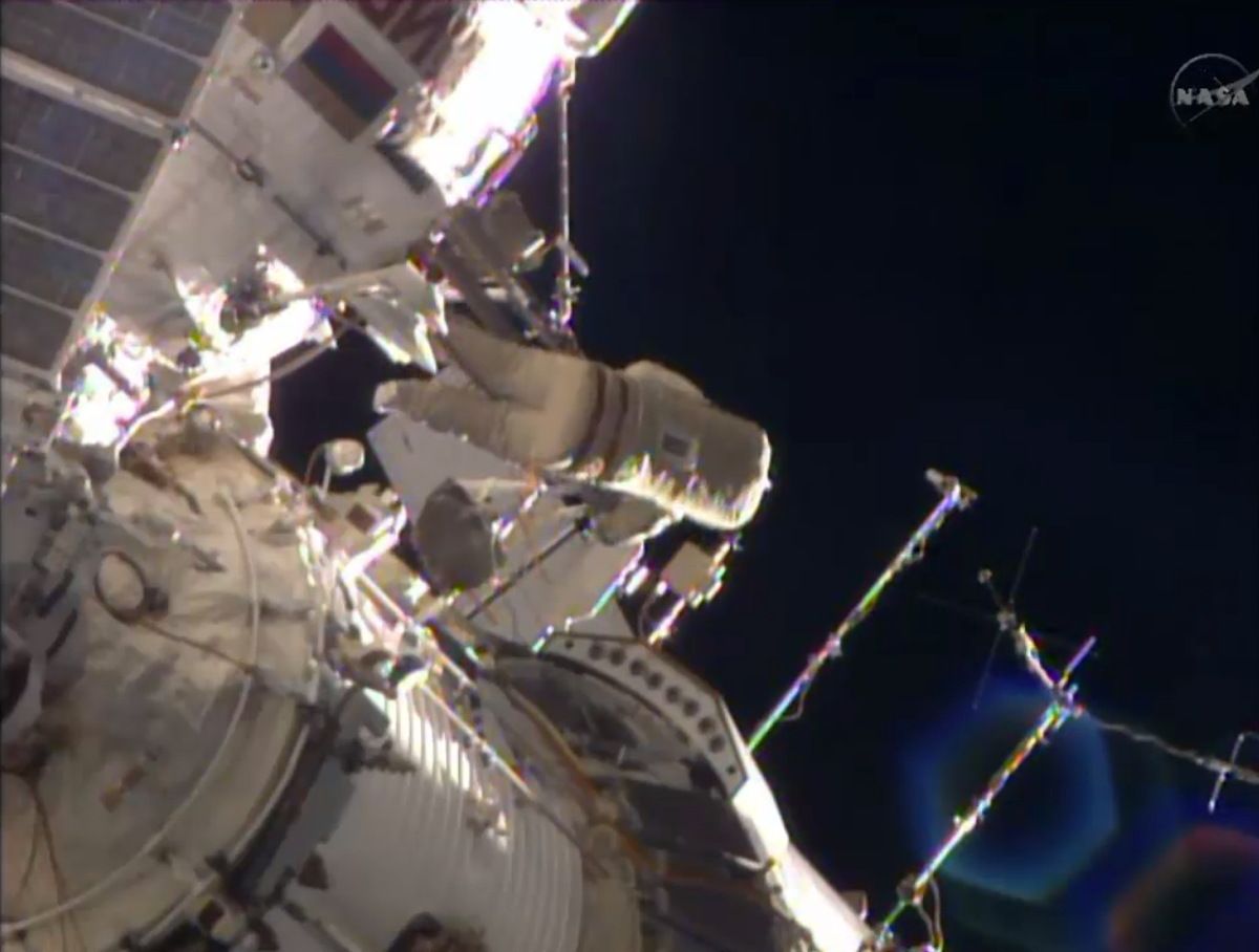 Spacewalk Photos: Cosmonauts Float Outside Space Station (Oct. 22, 2014 ...