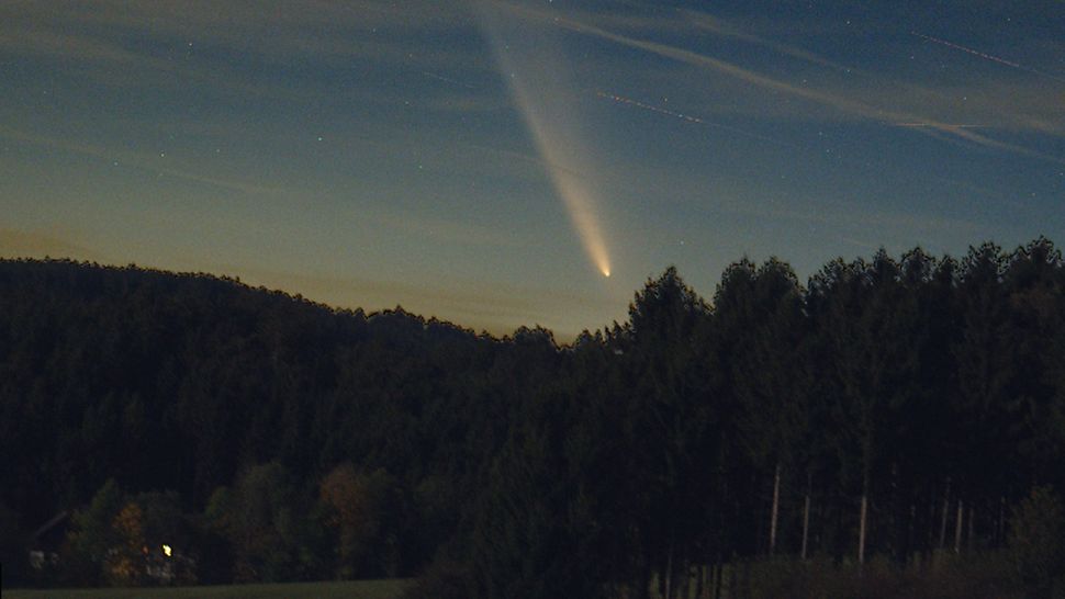 Rare illusion gives 'once-in-a-lifetime' comet a seemingly impossible ...