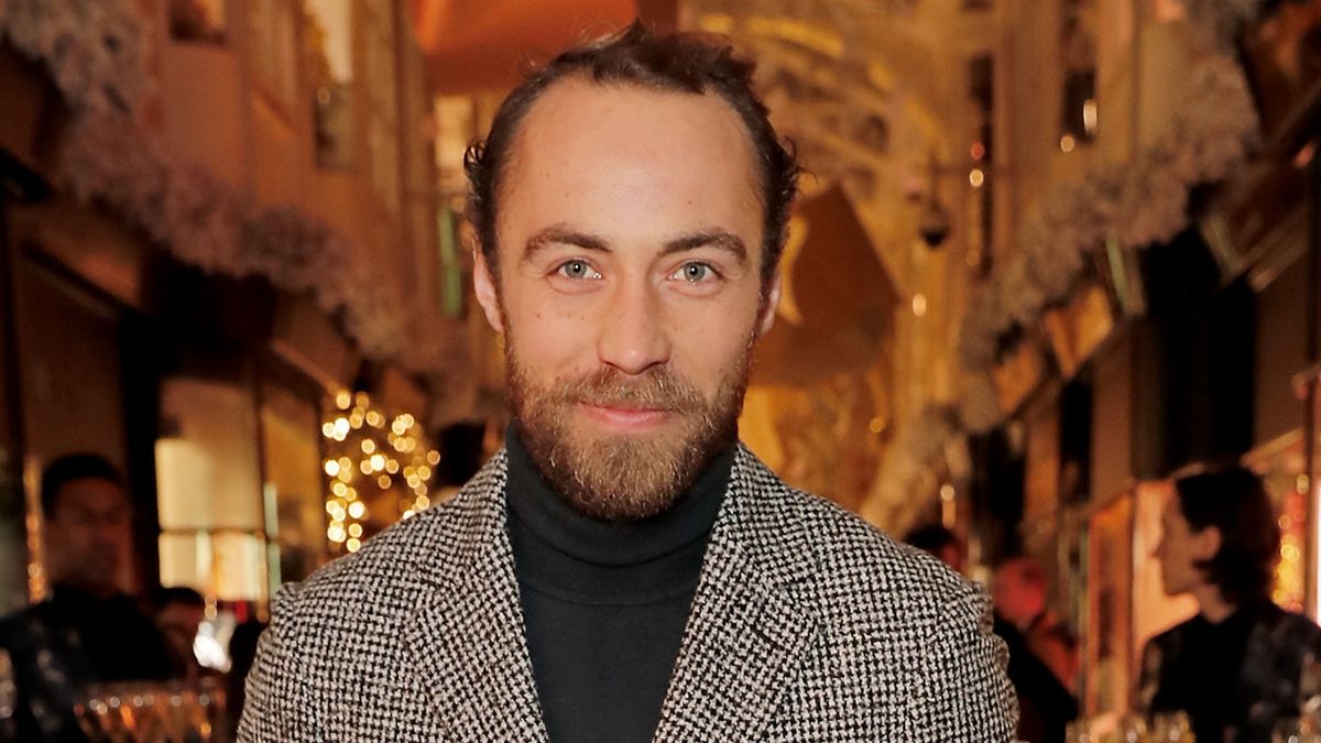 Rare glimpse of James Middleton's dining room with rustic wood table ...