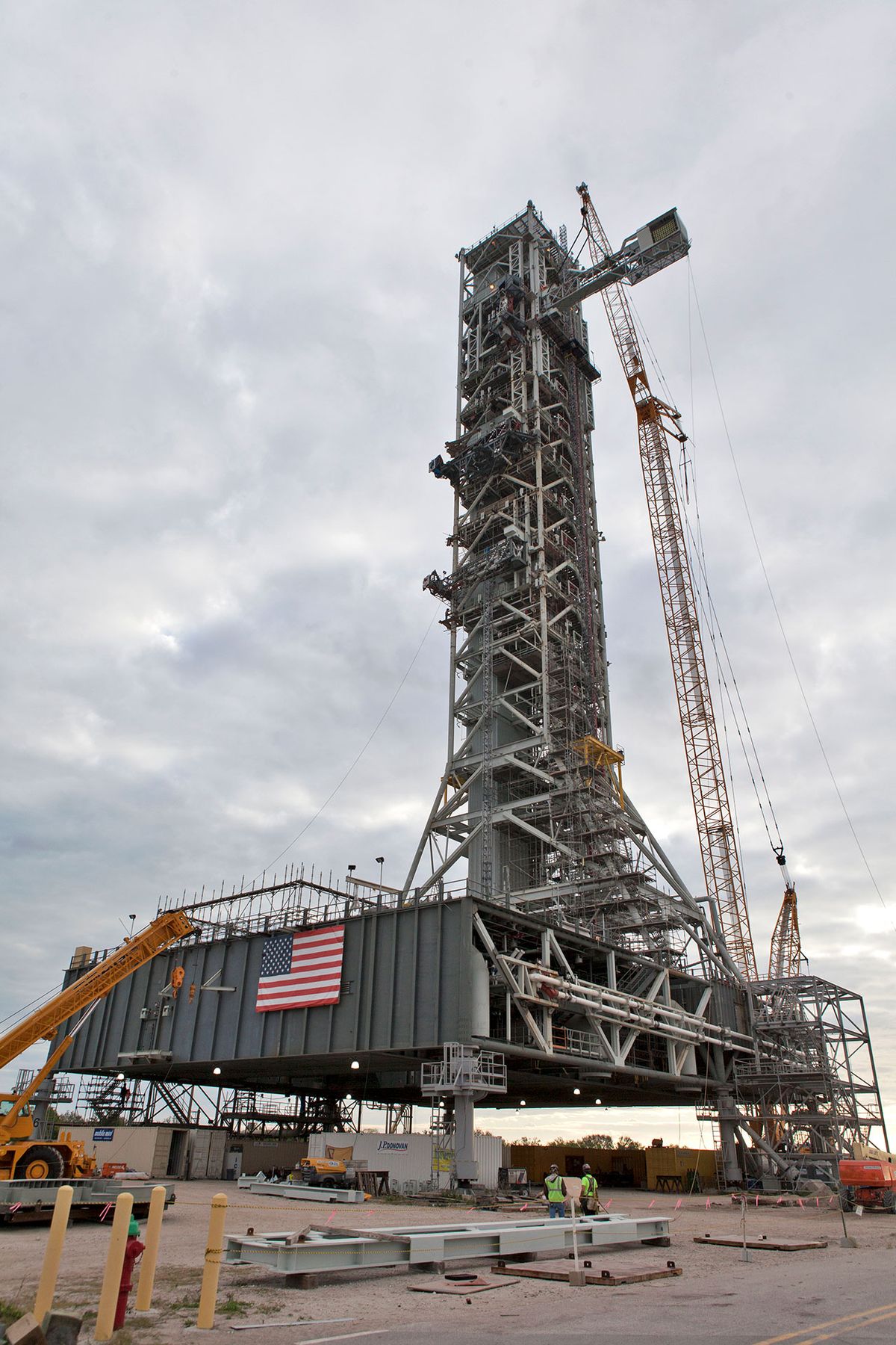 Orion Walkway: NASA Mounts Astronaut Access Arm on SLS Tower | Space