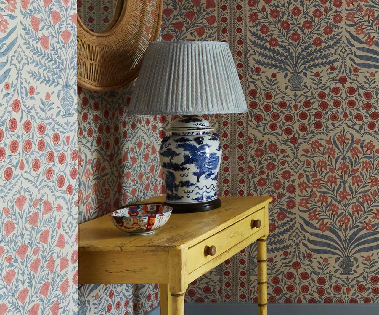 How to pep up a featureless room with an injection of drama and colour ...