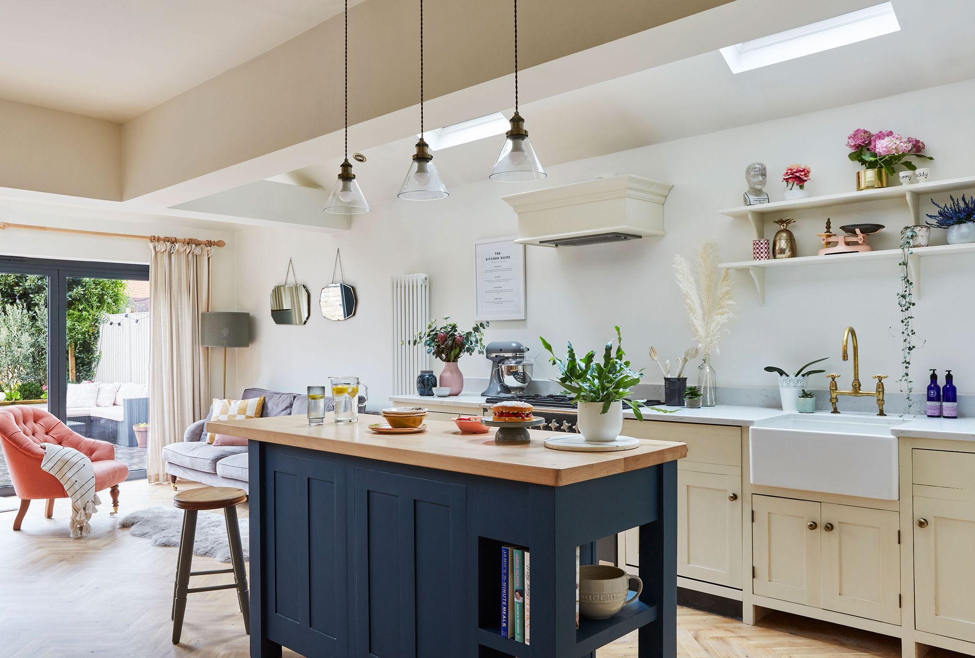 Before & after: A cold and dingy kitchen now oozes traditional charm ...