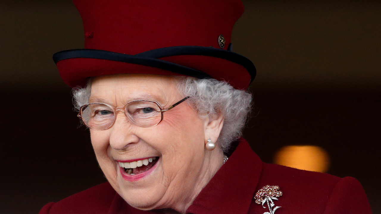 Even Queen Elizabeth's Grandkids Weren't "Off Limits" From Her "Amazing ...