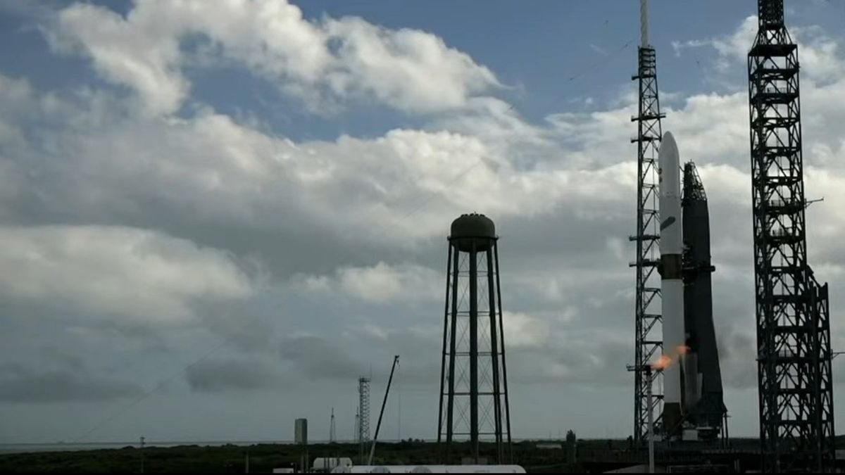 Blue Origin launch of huge New Glenn rocket with NASA Mars probes ...