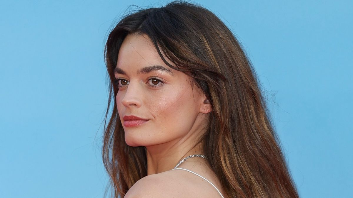 Emma Mackey Wants You to Savor Burberry’s Newest Fragrance: “It’s a ...