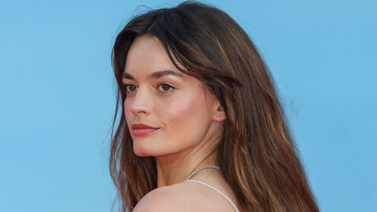 Emma Mackey Wants You to Savor Burberry’s Newest Fragrance: “It’s a ...
