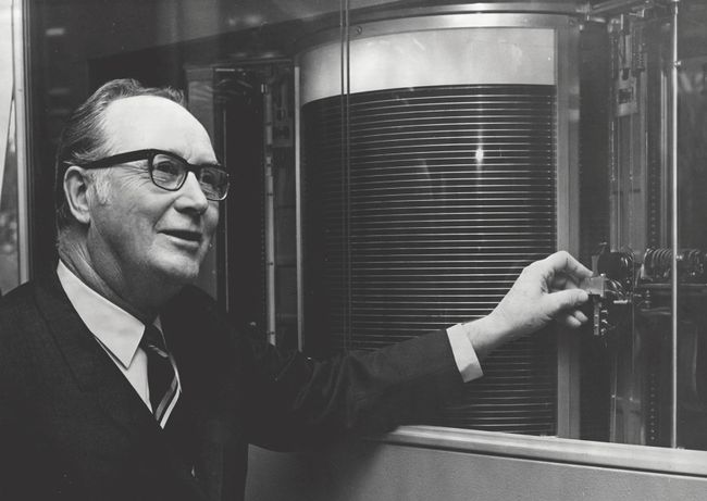 IBM announced the world’s first HDD, the 3.75MB RAMAC 350 disk storage ...