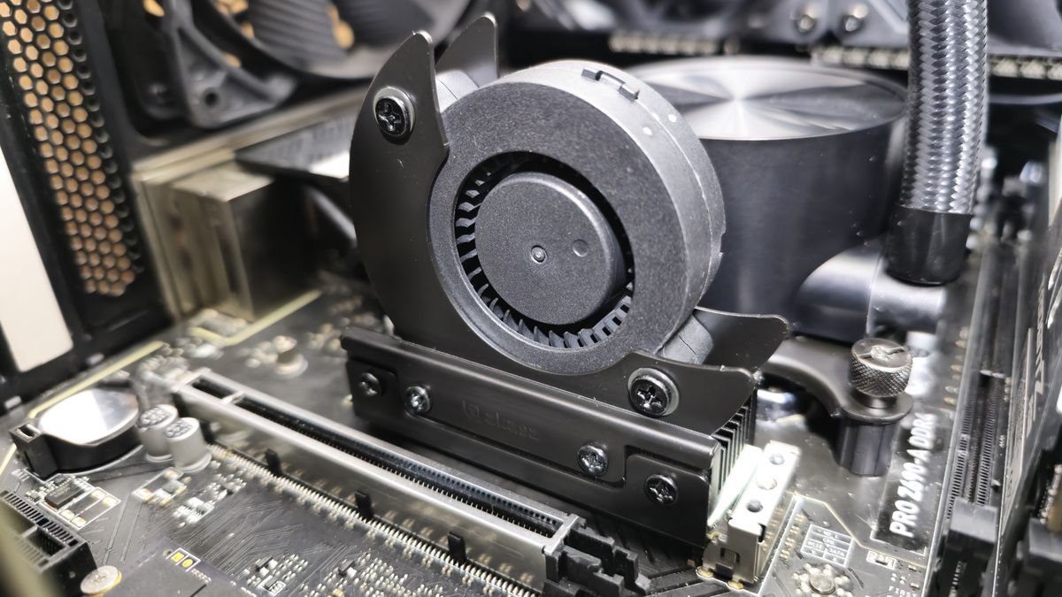 Akasa Gecko SSD Heatsink Review: A blower cooler for an SSD | Tom's ...