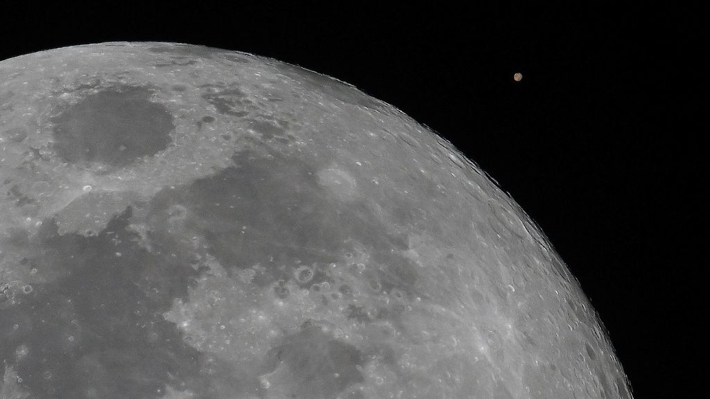 Mars hides behind the Full Wolf Moon in gorgeous photos from around the ...