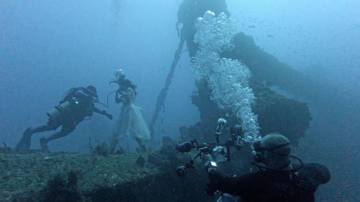 Photographer Steven Haining breaks world record for the deepest underwater photo shoot | Digital ...