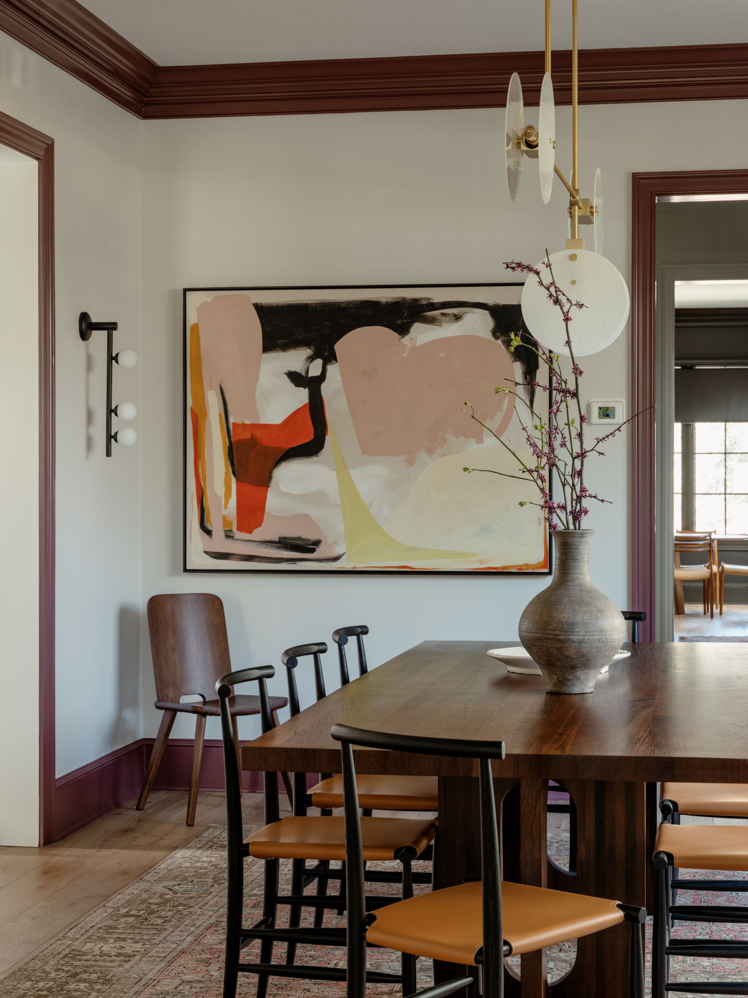 8 dark trim paint color schemes from interior designers that nail the ...
