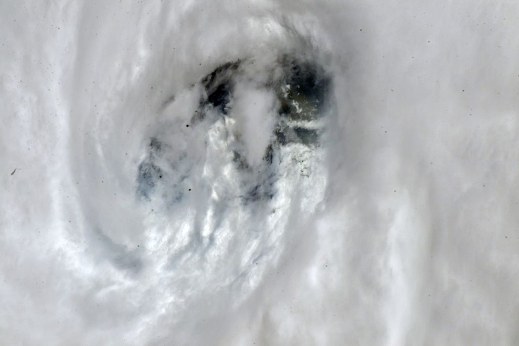 Peer into Hurricane Ian’s 'eye' in this photo that an astronaut snapped ...
