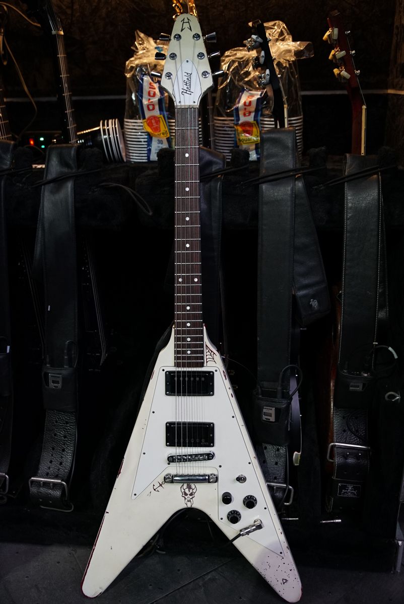 James Hetfield guitar tech Chad Zaemisch shows you his 72 Seasons live ...