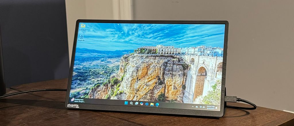Plugable 15.6-inch USB-C Portable Monitor Review: Par for the course ...