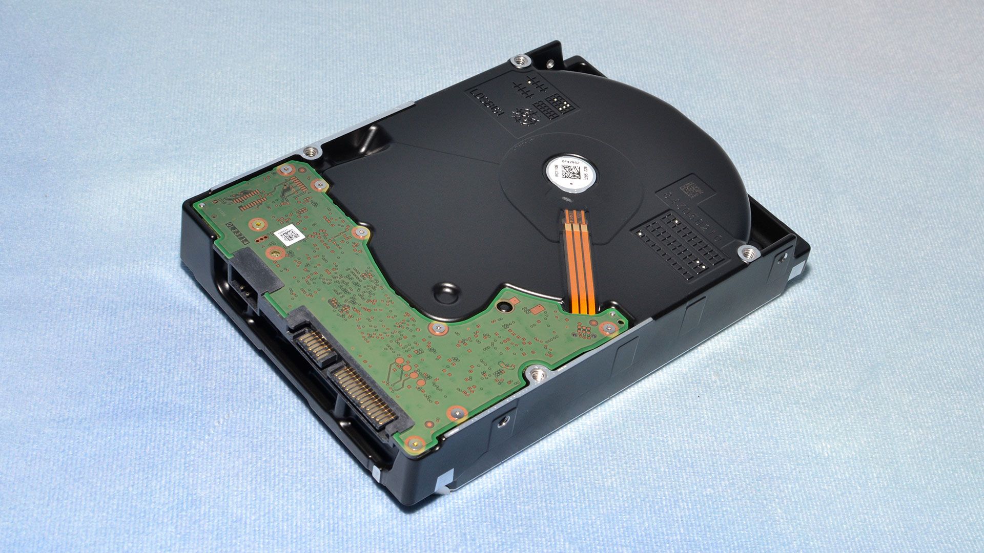 Microsoft uses automated robots to disassemble and recycle HDDs ...