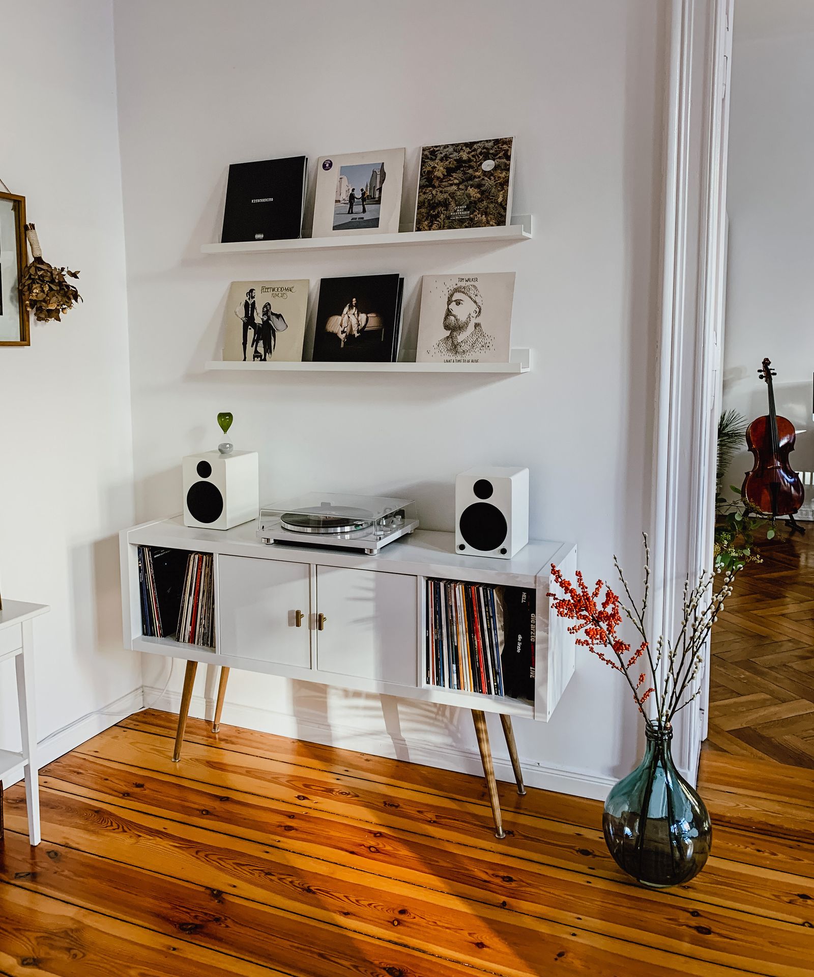 8 IKEA Record Storage Hacks to Display Your Vinyl Collection | Livingetc