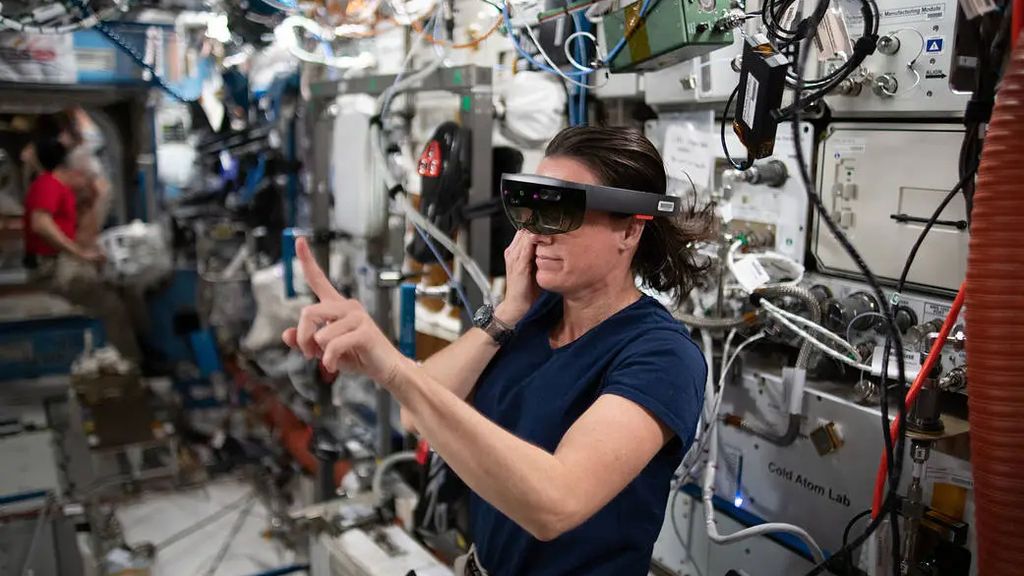 Why a VR headset on the ISS 'really makes a difference' for astronaut ...