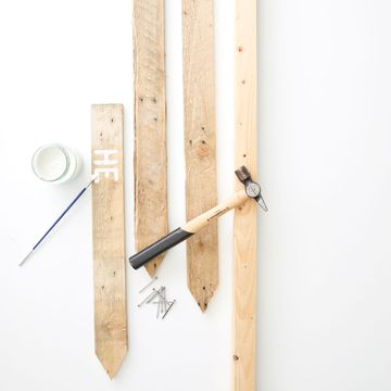 How to make a DIY garden signpost with leftover outdoor paint and ...