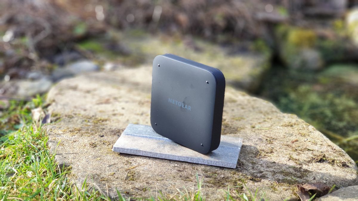 Netgear Nighthawk MR5200 5G WiFi 6 portable mobile hotspot router ...