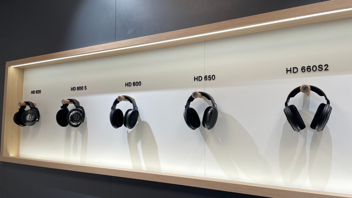 Inside the Sennheiser factory: assembling audiophile headphones and ...