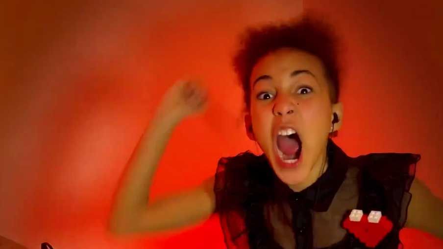 Nandi Bushell pays homage to Meg White with Seven Nation Army cover ...