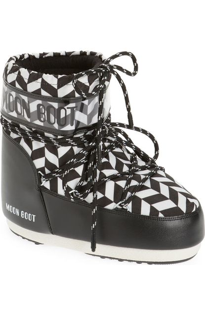 Dua Lipa Wears the Moon Boots Trend the Internet Loves to Hate | Marie ...
