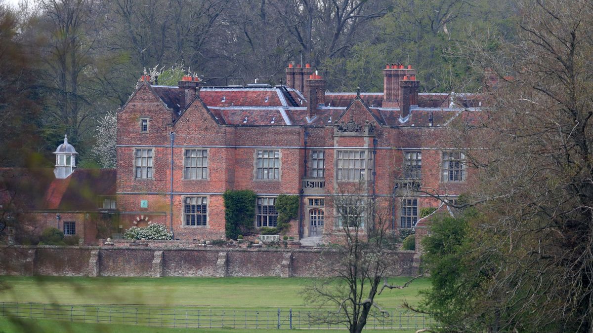 Inside Chequers: the country estate where Boris Johnson held his ...