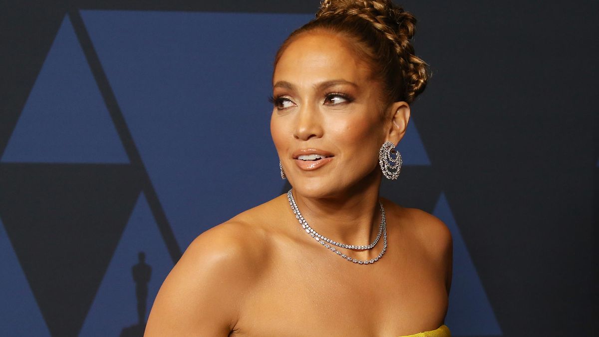 J Lo dressed like an Oscar at the Governor Ball Last Night | Marie ...