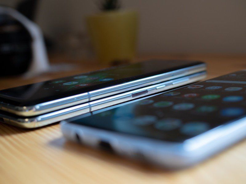 Samsung Galaxy Fold hands-on: The tablet that (almost) fits in your ...