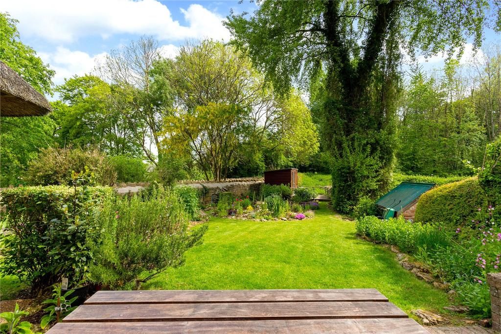 A irresistibly romantic thatched roundhouse with glorious gardens in an ...