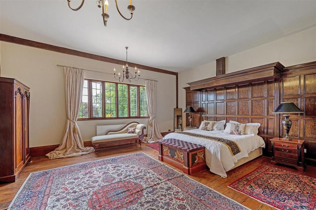 An Elizabethan home with exquisite panelling, a grand hall, and ...