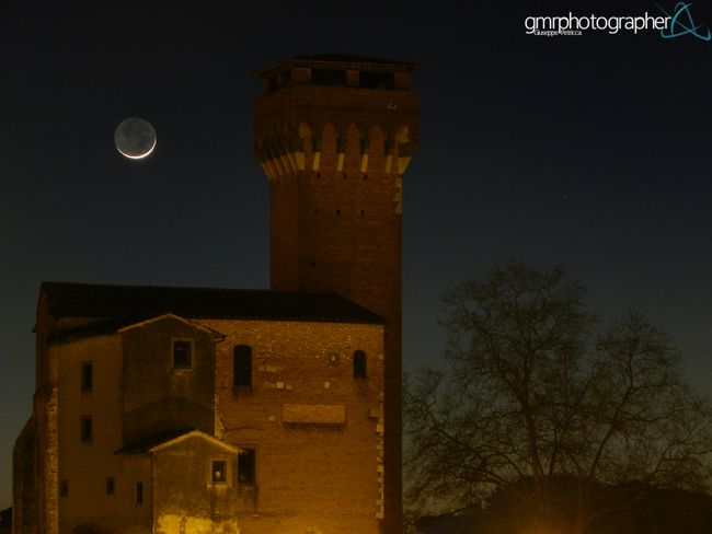 Moon Glows with Earthshine Over Italian Citadel (Photos) | Space