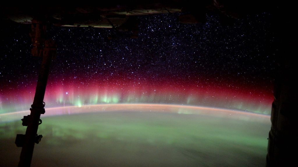 32 stunning photos of auroras seen from space | Live Science