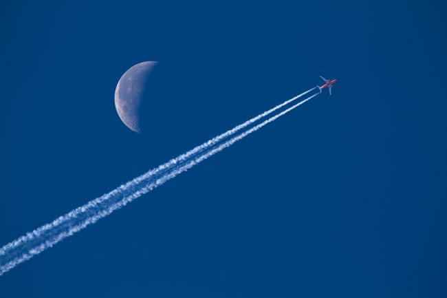 Daytime moon: Why can we sometimes see the moon in broad daylight ...