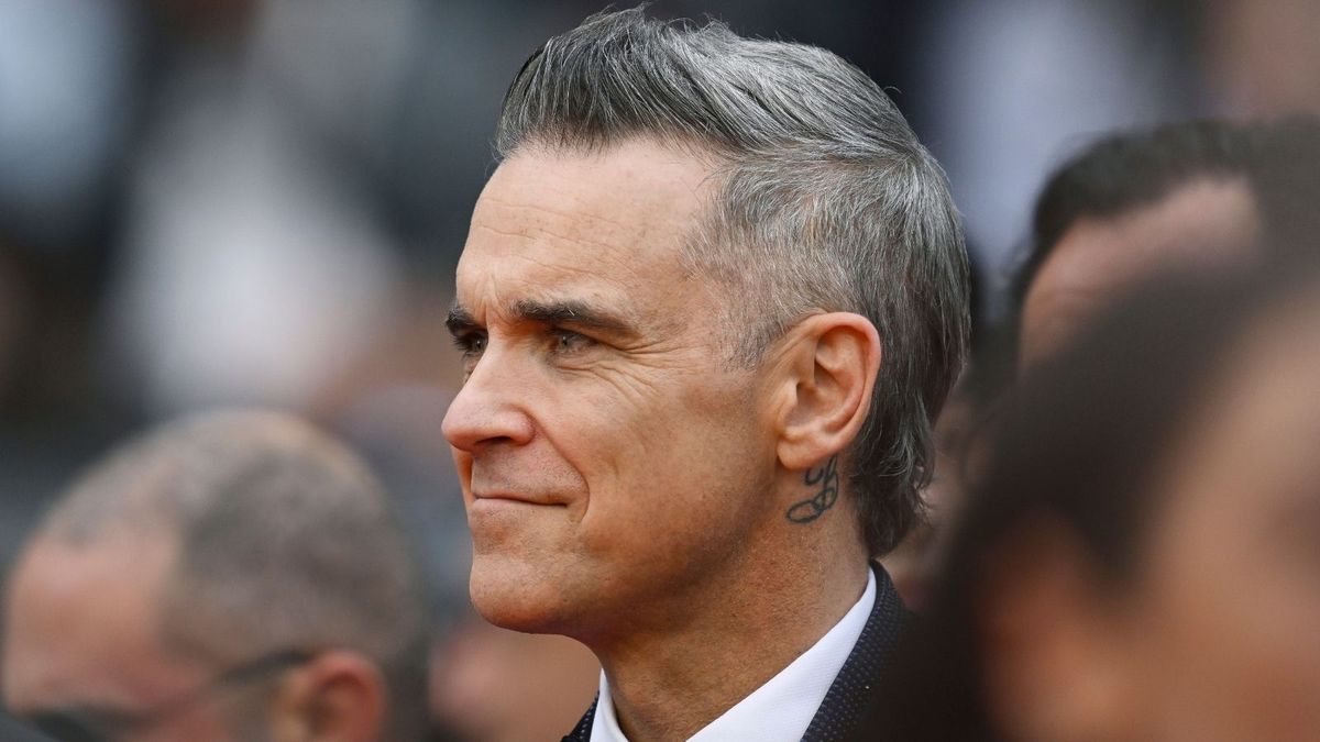 Robbie Williams' bathroom is a non-conformist, cozy space | Homes and ...