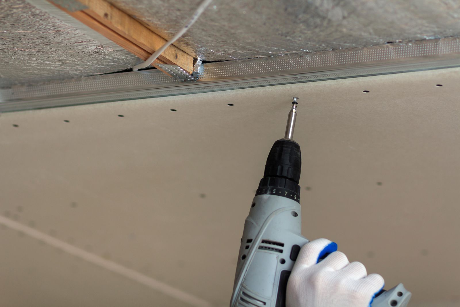 How to hang drywall ceiling: expert tips for a sleek finish | Homes and ...
