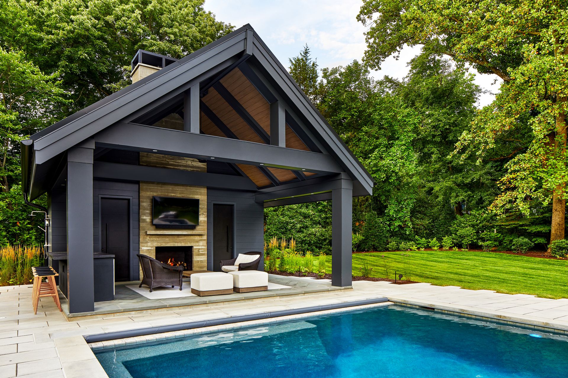Colorful backyards – 11 color schemes for porches and patio | Livingetc