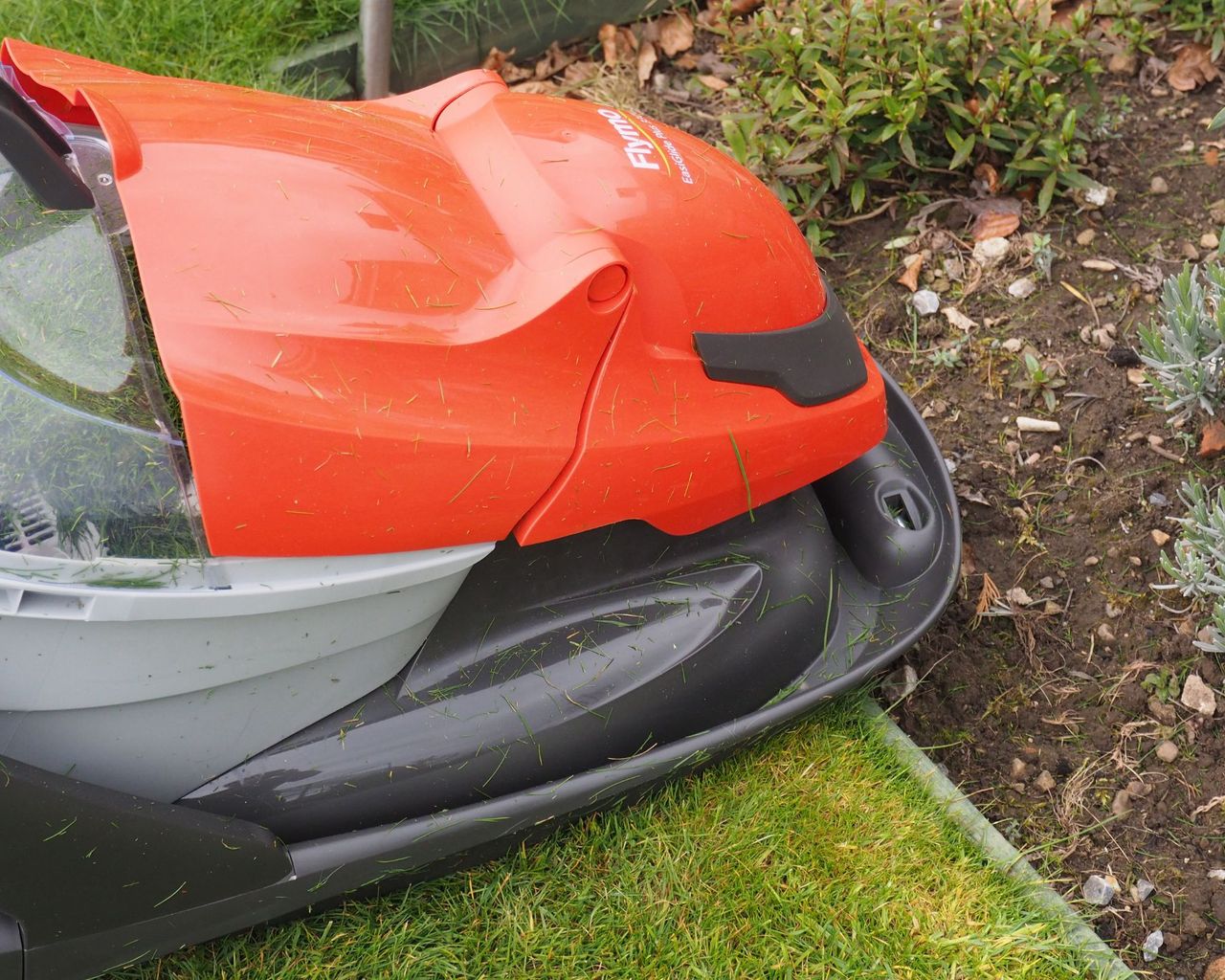 Flymo EasiGlide Plus 330V lawn mower review | Gardeningetc